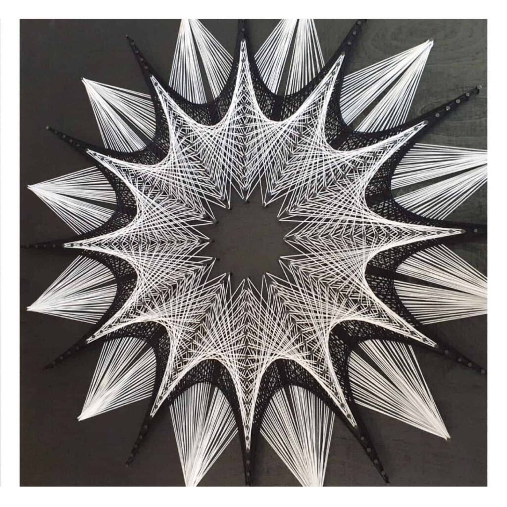 Fadenbild String Art Stern schwarz-weiß auf schwarzem Hintergrund » M-DEKO
