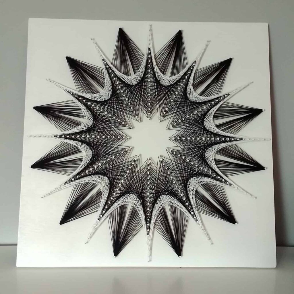 Fadenbild String Art Stern schwarz-weiß auf weißem Hintergrund » M-DEKO
