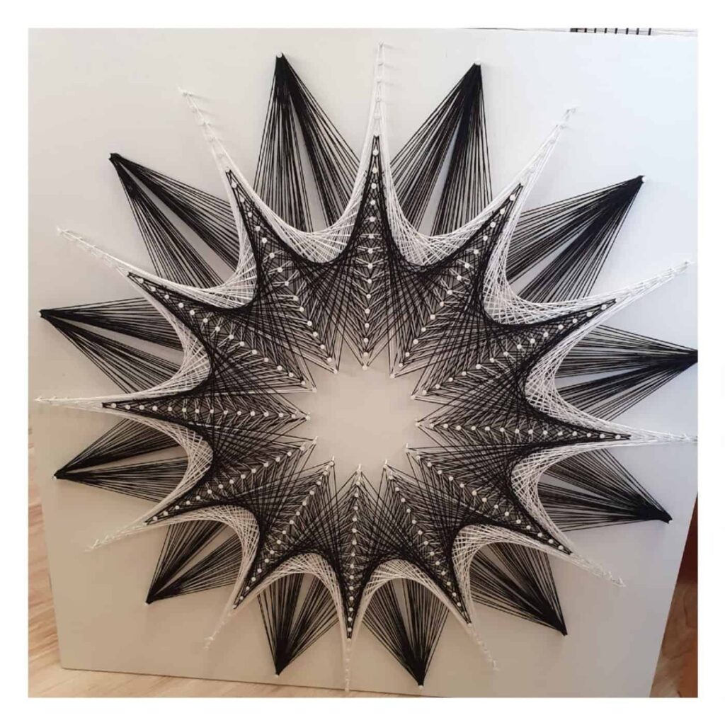Fadenbild String Art Stern schwarz-weiß auf weißem Hintergrund » M-DEKO