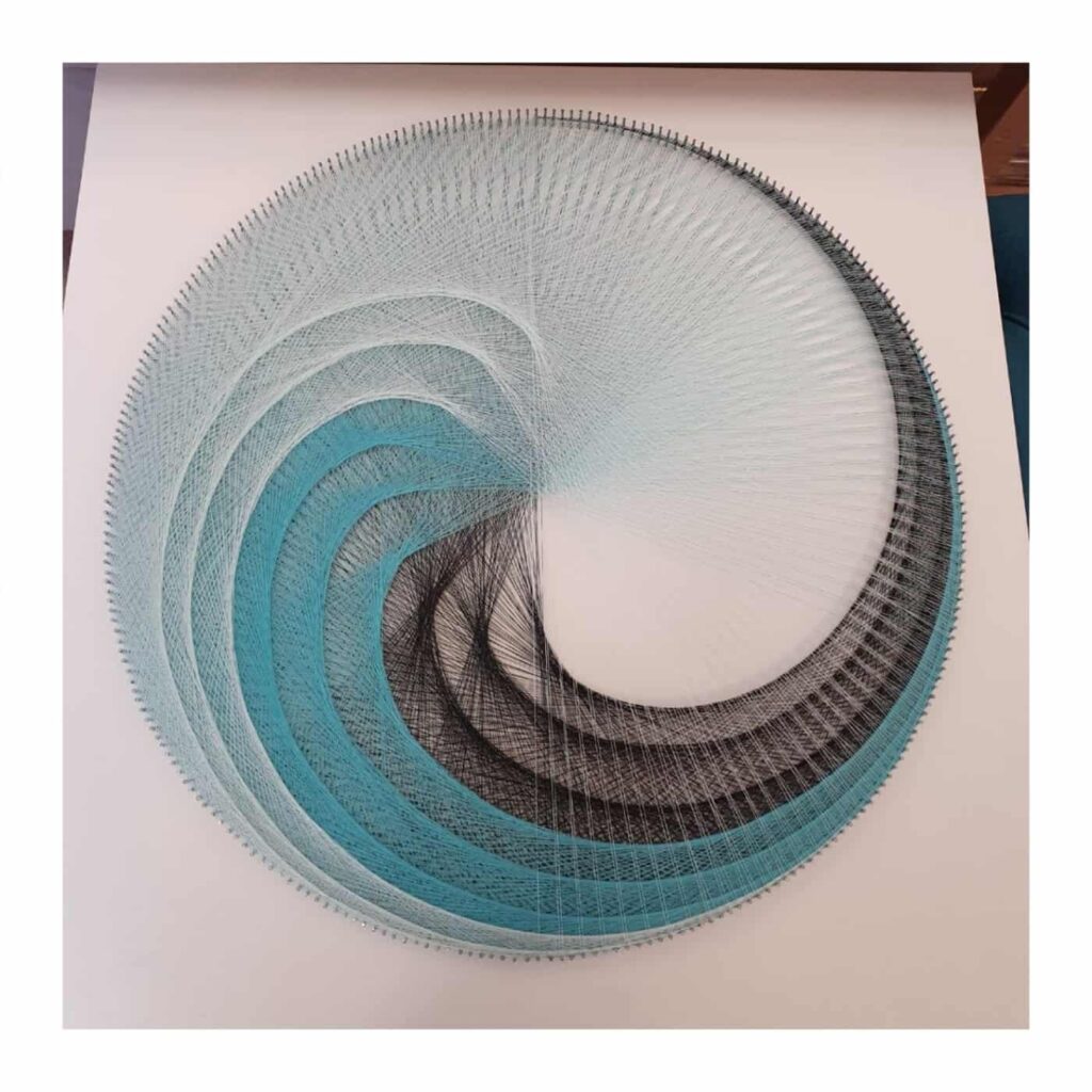 Fadenbild String Art Zen schwarz-türkis auf weißem Hintergrund » M-DEKO