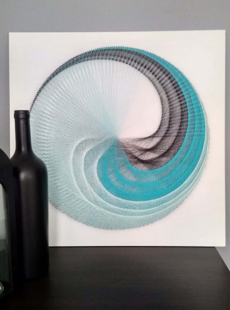 Fadenbild String Art Zen schwarz-türkis auf weißem Hintergrund » M-DEKO